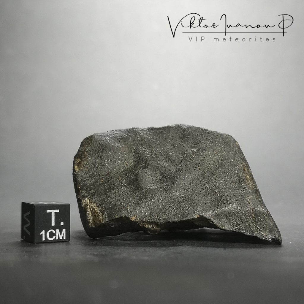 Ordinary chondrite meteorite. Primitive fusion crust (103.5g) - VIP ...